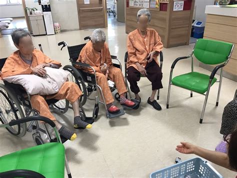 18 05 14 월 신문지 공 던지기 포토갤러리 성미카엘노인요양센터
