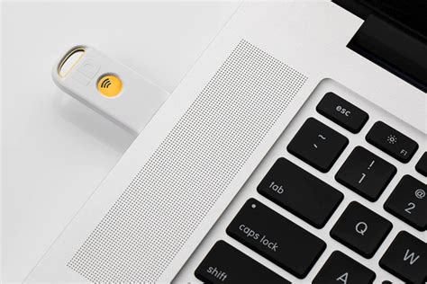 Identiv UTrust FIDO2 USB C NFC Security Key FIDO2 U2F PIV TOTP