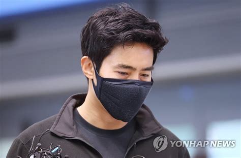 취재진 질문 경청하는 이근 전 대위 연합뉴스