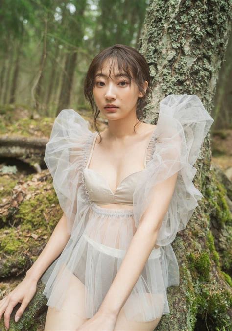 📸 画像：『武田玲奈10周年記念写真集 Sisu』楽天ブックス特典生写真｜武田玲奈、10周年記念写真集タイトル決定！ 通常版の表紙は艶やかで