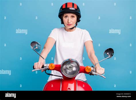 Photo Portrait Elder Woman Sitting On Bike Wearing Helmet Serious Calm