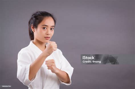 여자 전투기 초상화 무술 종합 격투기 Mma 킥 복싱 가라데 스튜디오 고립 된 초상화를 연습하는 아시아 여성 소녀 전투기 훈련