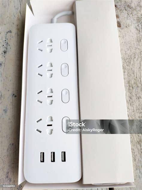 3개의 전기 소켓 중국어 또는 범용 표준과 3개의 Usb 충전 허브 포트가 있는 멀티탭 배경용 흰색 나무 테이블 질감 0명에