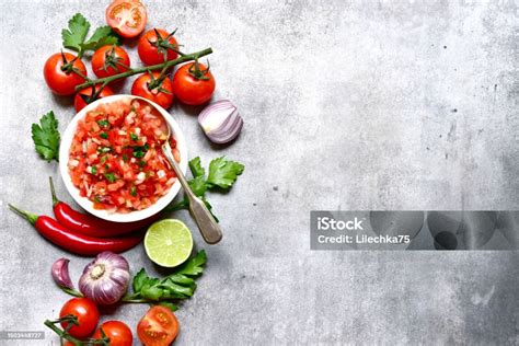 토마토 살사 만들기 재료를 사용한 전통적인 멕시코 소스 복사 공간이 있는 평면도입니다 보울에 대한 스톡 사진 및 기타 이미지