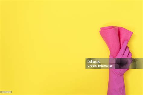 고무 장갑 노란색 배경과 텍스트에 대 한 빈 공간에 고립 된 그녀의 손에 핑크 청소 수건을 들고 있는 여자 가사 집안일에 대한 스톡 사진 및 기타 이미지 Istock
