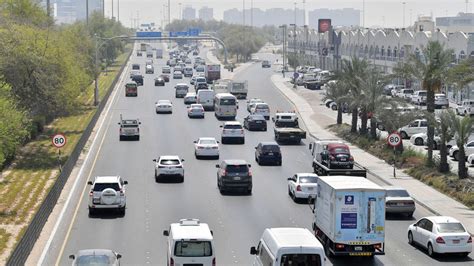 إرشادات عند القيادة بجانب الشاحنات والمركبات الثقيلة شبكة السيارات