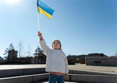 Шпаргалка українцям цікавинки до Дня Незалежності України Діти в місті Україна