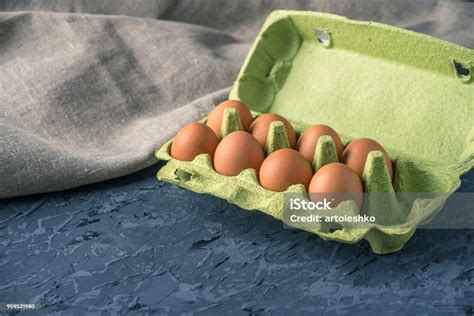 아름 다운 어두운 배경에 녹색 트레이 신선한 농장 달걀입니다 홈 에코친화적인 제품 가금류에 대한 스톡 사진 및 기타 이미지