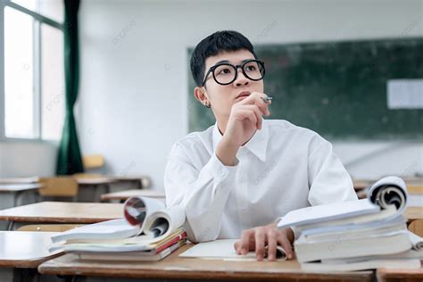 صبي يفكر في فصل الكلية الخلفية طلاب الكلية قاعة الدراسة تعلم صورة
