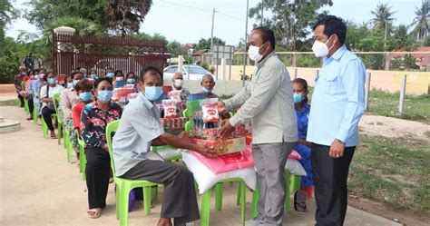 អាជ្ញាធរខេត្តកំពង់ឆ្នាំង ចុះជួបសំណេះសំណាល និងនាំយកអំណោយរបស់រាជរដ្ឋាភិបាលចែកជូនប្រជាពលរដ្ឋក្រីក្រ