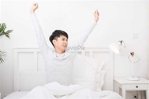 일어나 기지개를 펼 준비가 된 젊은 남자 사진 무료 다운로드 Lovepik