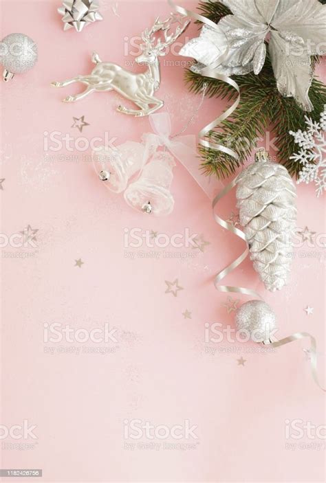 크리스마스 배경입니다 텍스트에 대한 빈 복사 공간 파스텔 핑크 배경에 Xmas 또는 새해 화이트 실버 색상 장식 엽서 또는 초대를위한 휴일 및 축하 개념 맨 위 보기 0명에