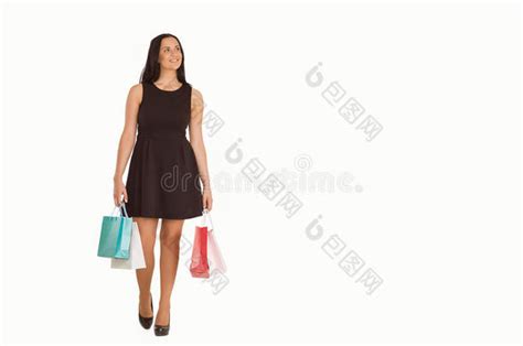 拎着购物袋走路的女人图片 包图网企业站