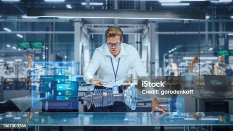 하이테크 산업 3d 엔진을 설계하는 엔지니어 증강 현실 홀로그램 테이블을 사용하여 프로토타입 모델을 분석합니다 녹색 에너지 전기 생산을위한 터빈 자동화된 로봇 암 제조