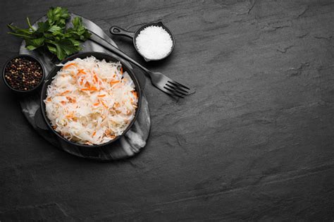 검은 테이블에 맛있는 소금에 절인 양배추와 재료 한 그릇 평평한 누워 텍스트를 위한 공간 0명에 대한 스톡 사진 및 기타 이미지