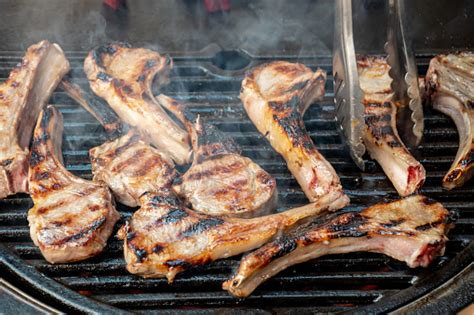 바베큐 접시에 굽는 양고기 커틀릿 갈비 뒤뜰 바베큐 그릴 요리 오스트레일리아의 날 축하 행사 0명에 대한 스톡 사진 및 기타 이미지 Istock