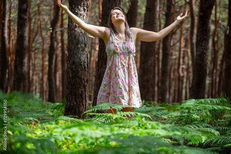 Junge Frau Beim Waldbaden Shinrin Yoku Naturtherapie Aus Japan Model Released Stock Photo