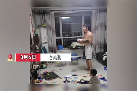 女子晒丈夫带娃的幸福时刻，光膀怀抱俩娃惬意高歌：简单的小幸福
