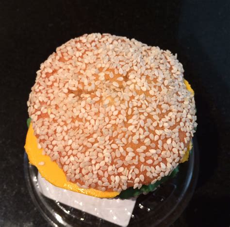 Hamburger Cupcake From Whole Foods ホールフーズのハンバーガー カップケーキ ~ Im Made Of