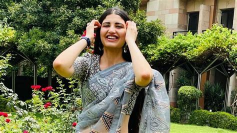 Success Story यूपीएससी के लिए छोड़ा मॉडलिंग करियर 10 महीने की सेल्फ स्टडी के दम पर ऐश्वर्या