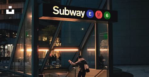 스케이트보드를 타고 지하철 입구로 들어가는 남자 사진 Unsplash의 무료 사람의 이미지