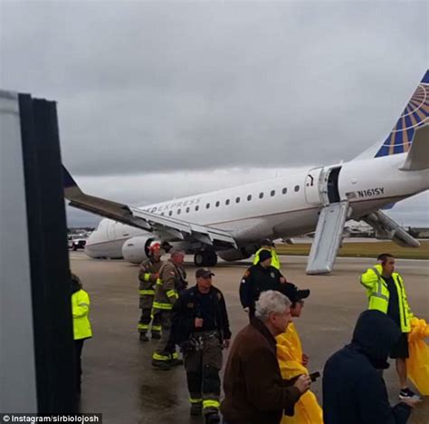 Plane Landing Gear Collapses On Landing In San Antonio Daily Mail Online
