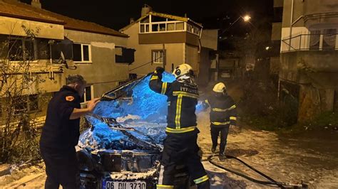 Park halindeki otomobil yanarak kullanılamaz hale geldi Köroğlu
