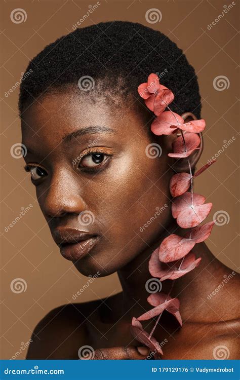 Portrait De Beauté De La Jeune Femme Africaine à Moitié Nue Tenant La