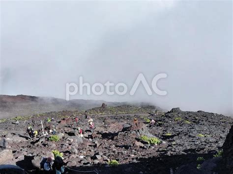 富士登山で雲の上に来ています No 30522961写真素材なら写真AC無料フリーダウンロードOK