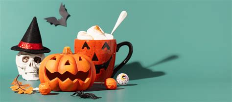 할로윈 장식 박쥐 유령 거미 호박 두개골 파란색 배경에 마시멜로가 있는 초콜릿 컵 복사 공간이 있는 할로윈 파티 포스터 모형