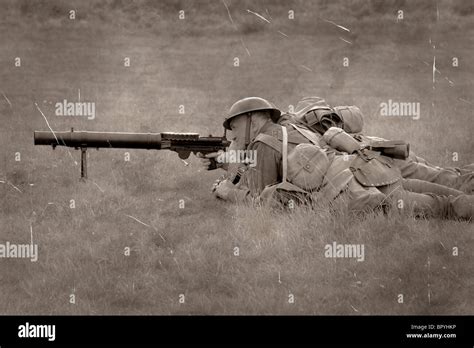WW1 British Army Lewis Machine Gun Team At A Training Camp 1917 Stock