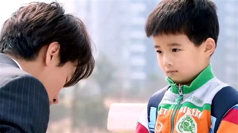 💕突然出现为他撑腰疗伤的陌生叔叔竟然是他的亲生父亲？！ The Strange Uncle Who Suddenly Appeared To