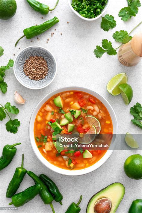 토마토와 멕시코 매운 아보카도 콩 야채 수프 건강한 채식주의 자 식 위쪽 보기 0명에 대한 스톡 사진 및 기타 이미지 0명