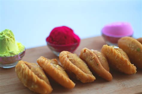 구 야 가 있는 인도 전통 축제 Ocassion의 굴 랄 또는 페이스 파우더 홀리이미지 Gujia에 대한 스톡 사진 및 기타 이미지 Istock