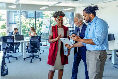 젊은 아프리카 사업가와 그의 매력적인 동료는 수석 보스와 함께 직장에서 새로운 사업 계획을 세우고 있다 말하기에 대한 스톡 사진 및 기타 이미지 Istock