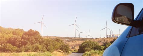 새벽에 시골에있는 풍력 발전기 터빈 배경에 파란색 자동차 거울 클로즈업 환경 보전과 자연의 힘의 개념 재생 가능 에너지 넓은 배너 여유 공간 0명에 대한 스톡 사진 및 기타