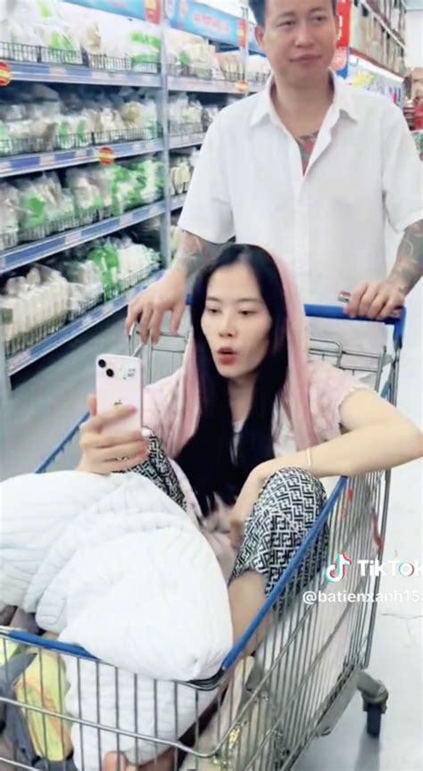 Nam Em bị chỉ trích vì ngồi xe đẩy siêu thị còn đôi co dữ dội với fan Saostar vn