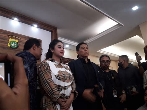 Dihina Fans Leslar Dewi Perssik Kenapa Cuma Saya Yang Diserang