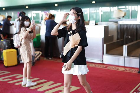 钟丽缇母女三人合影颜值高 俩女儿涂红唇妆容精致 搜狐大视野 搜狐新闻