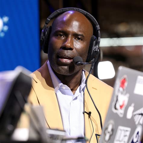 Flight Attendant Fired After Incident With Nfl Legend Terrell Davis The Spun