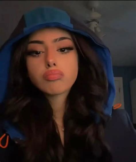 Pin By On Nora Cute Makeup Looks Latina Makeup Looks Eyebrow Slits