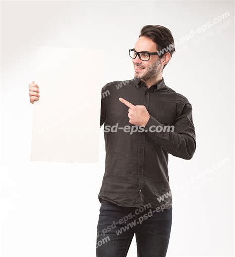 عکس با کیفیت جوانی با عینک ایستاده در کنار تابلوی تبلیغاتی سفید در حال