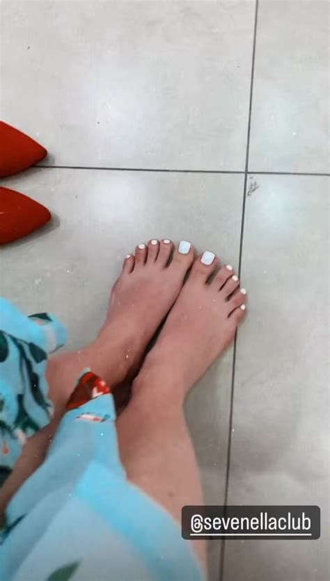 Bia Arantess Feet