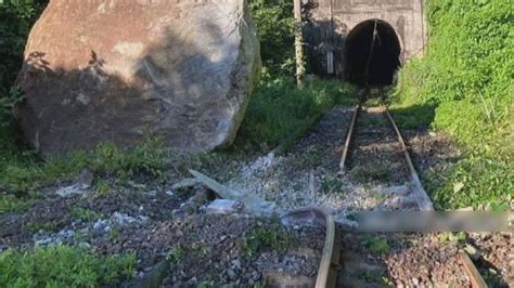 中橫錐麓隧道現落石雨 150噸巨石毀台鐵軌道