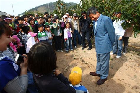 [노무현사료관] [봉하마을 농촌체험 감따기 참여자들과 이야기 나누는 노무현 전 대통령]