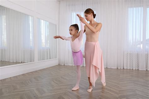 리틀 발레리나와 그녀의 선생님은 스튜디오에서 댄스 동작을 연습합니다 텍스트를 위한 공간 2명에 대한 스톡 사진 및 기타 이미지