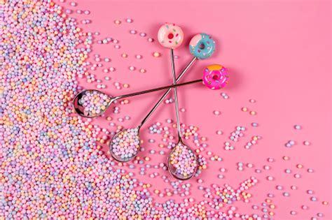 분홍색 배경에 숟가락파스텔 색 설탕 공 더미 과자 장식을위한 혼합 다채로운 사탕 무지개 색설탕 사탕 드라기 제과 과자 및 디저트 구에 대한 스톡 사진 및 기타 이미지