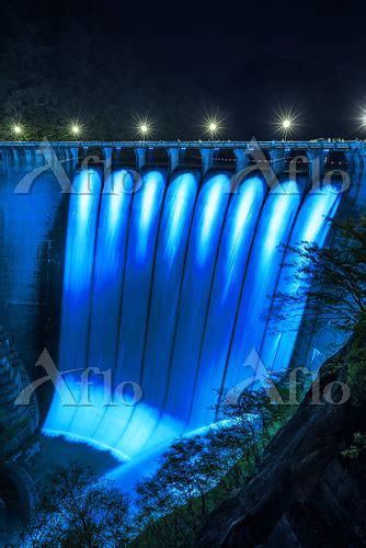 宮城県 ライトアップされた鳴子ダムのすだれ放流 199724625 の写真素材 アフロ