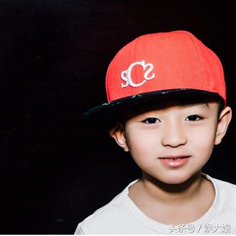 張栢芝暖心表白兒子：媽媽愛你，網友：兩兒子顏值差距越來越大了 每日頭條
