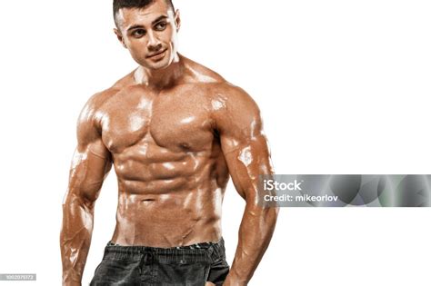 잔인 한 강한 근육 질의 보디 운동 남자 흰색 바탕에 근육을 펌핑 운동 보디 빌딩 개념입니다 스포츠 영양 광고 공간에 복사